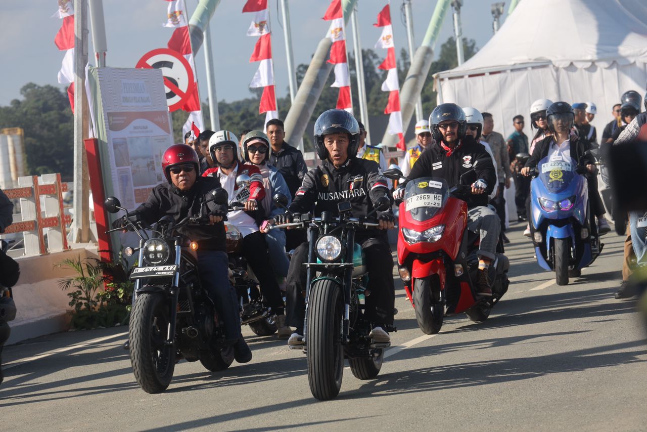 Jokowi Naik Motor Tinjau Jalan Tol IKN dan Resmikan Jembatan Pulau ...