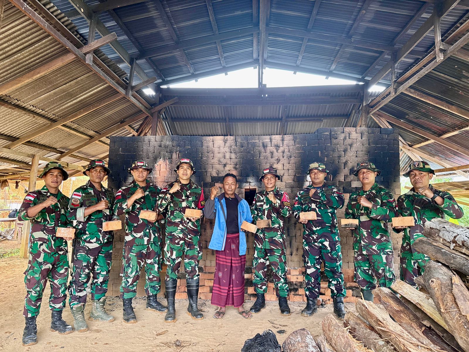 Satgas Yonzipur 8/SMG Tingkatkan Produksi Bata Merah Warga Longmidang ...